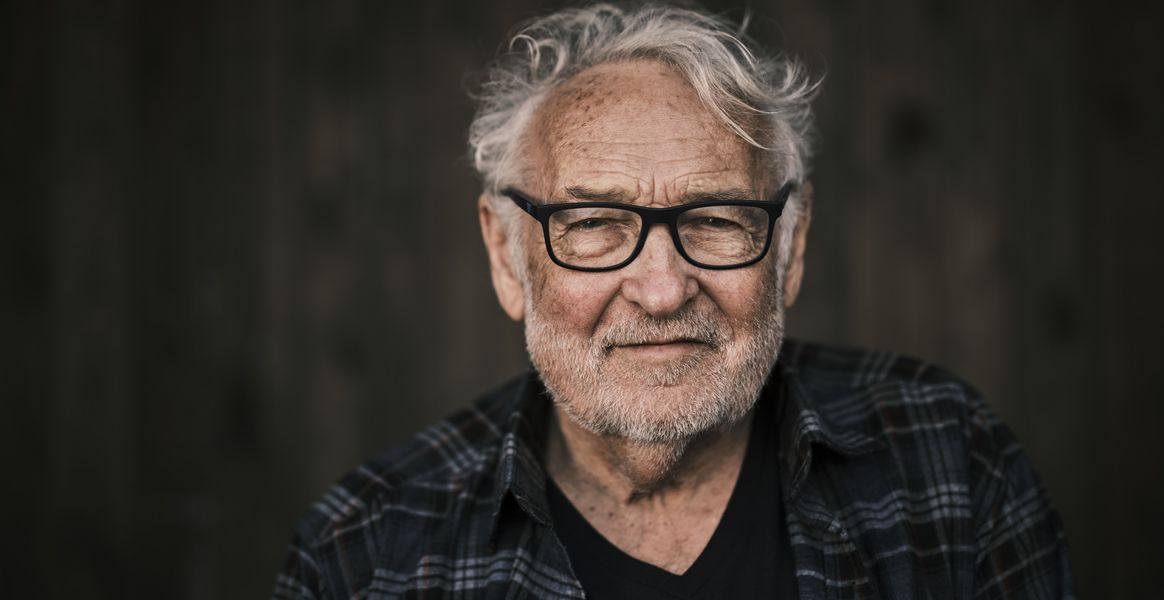 Niels Hausgaard tour 2026: Nyt show “Sammen kaster vi den første sten”